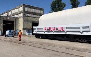 RailHaul debuts its self-propelled, electric railed side-dump ore car ...