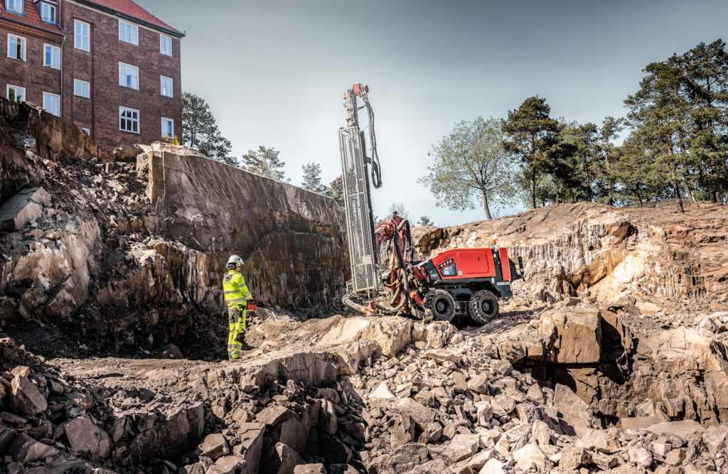 Sandvik unveils all‑electric Commando drill rig - Canadian Mining Journal