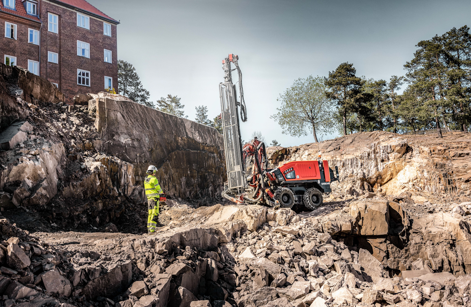 Sandvik unveils all‑electric Commando drill rig - Canadian Mining Journal